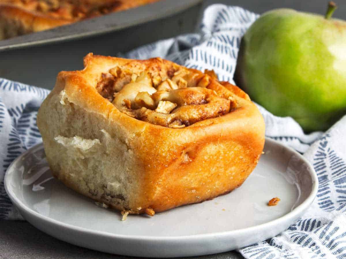 Apple Filled Cinnamon Rolls – I Knead Bread