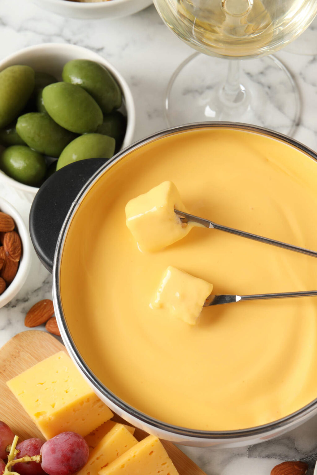 Cheddar Cheese Fondue – I Knead Bread